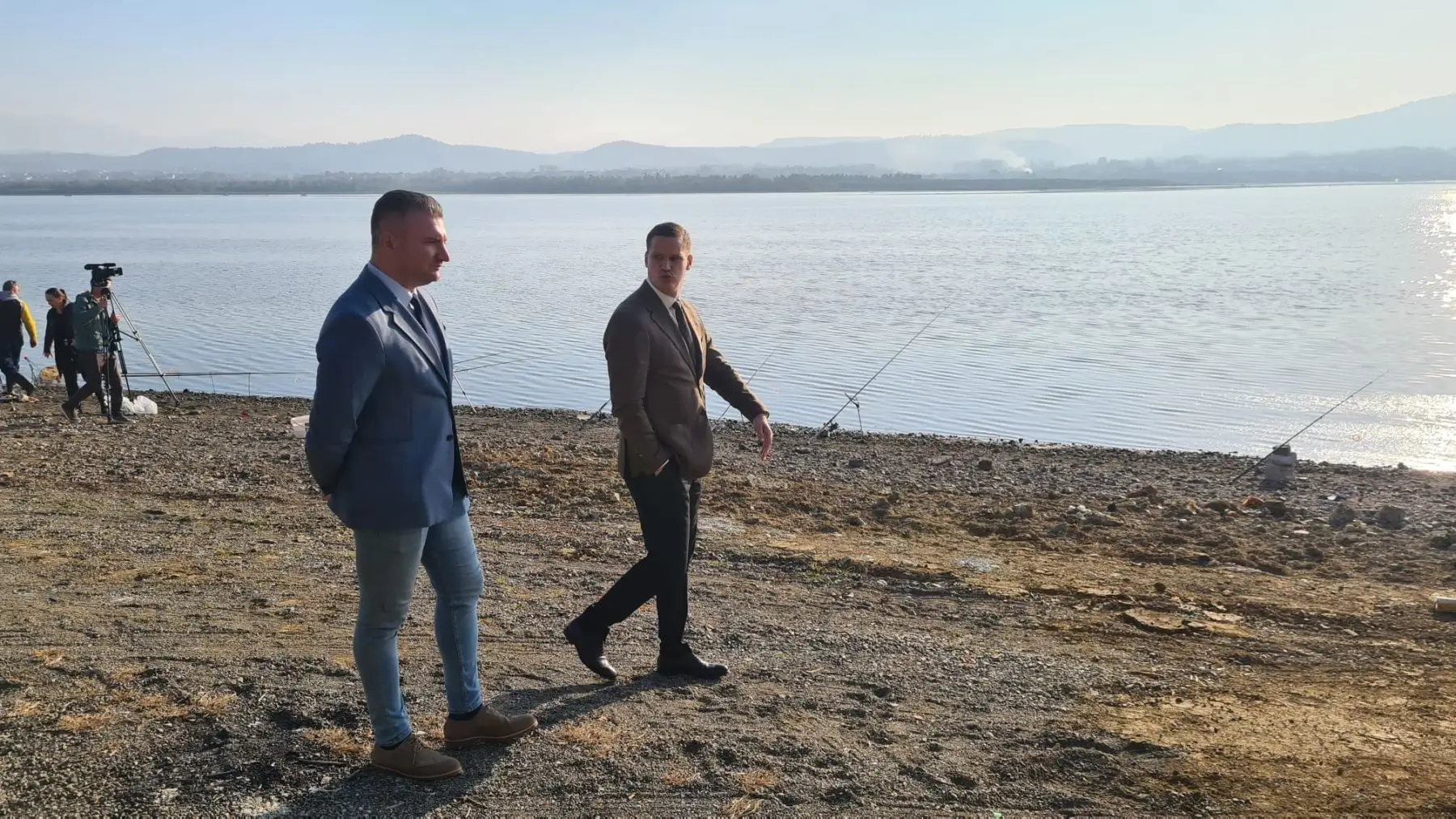 Pri kraju radovi na uređenju desne obale jezera Modrac | Vlada ...